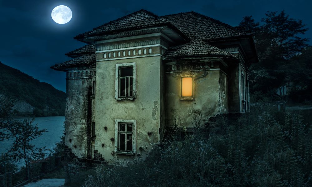 Explore These Top 9 Ghost Tours in the US! | CheapOair MilesAway