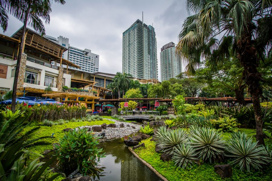 » Manila Travel Guide — Historic Landmarks and Lush Landscapes